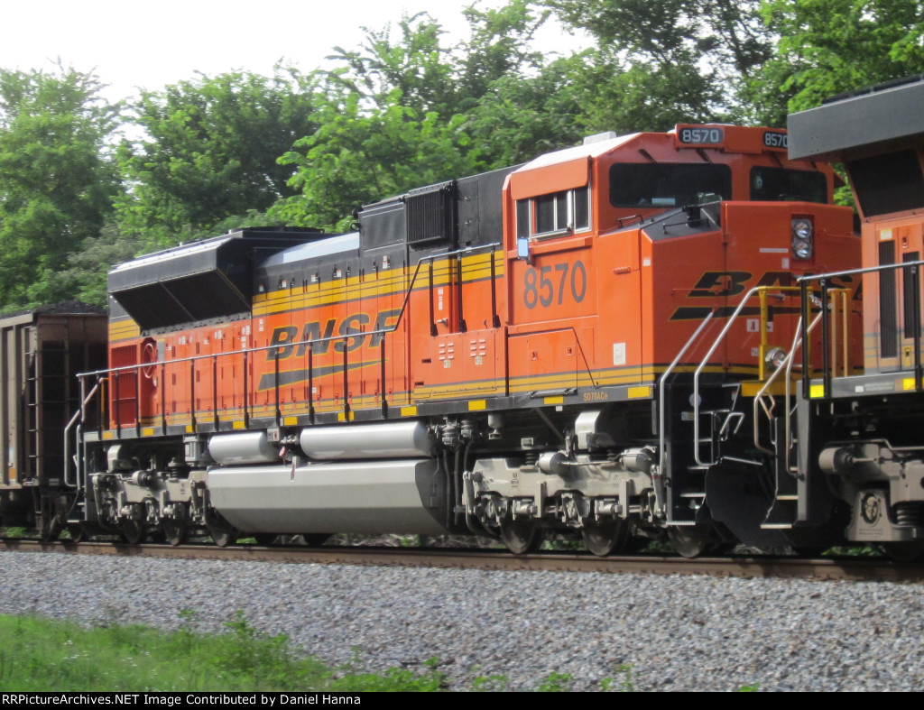 BNSF 8570
